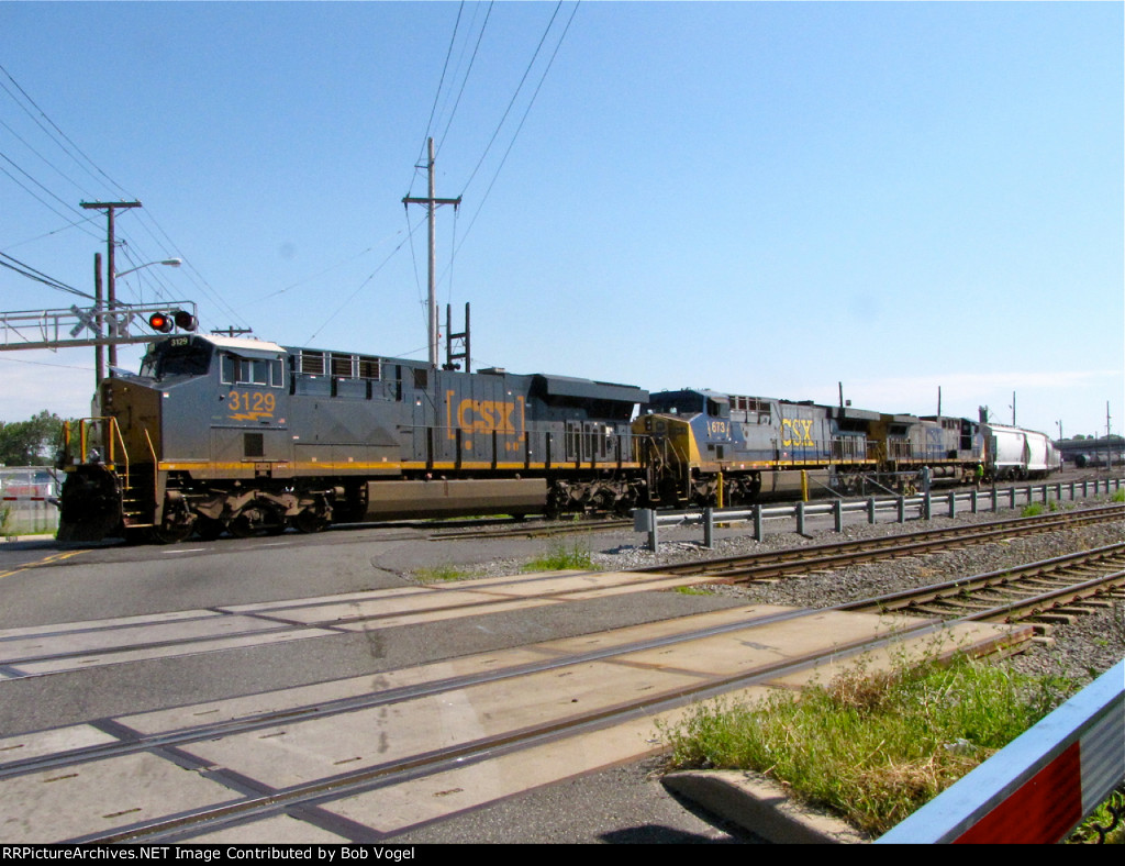 CSX 3129 and 673